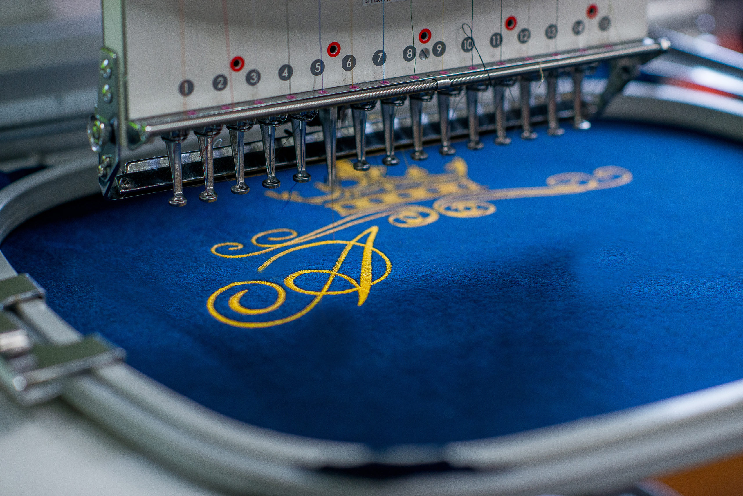 La broderie de votre logo. Votre logo brodé sur vêtements et accessoires.